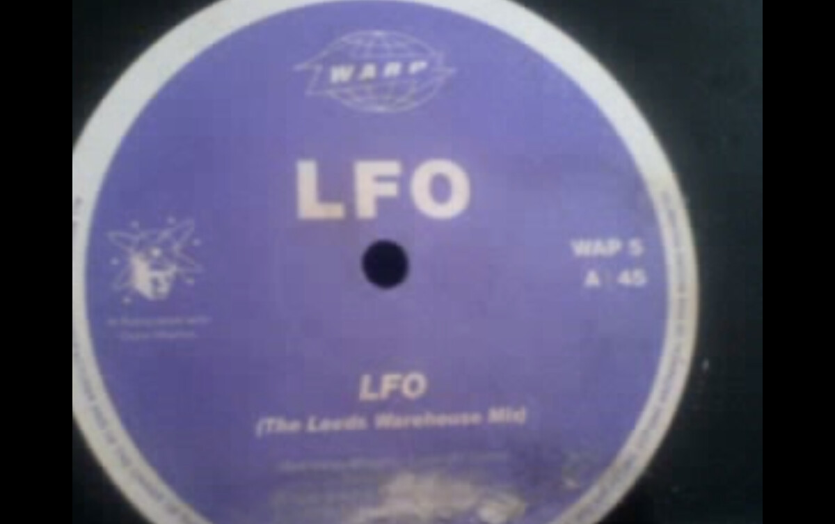 Vidéo : En 1990, LFO, alors composé de Mark Bell et Gez Varley, sort ...