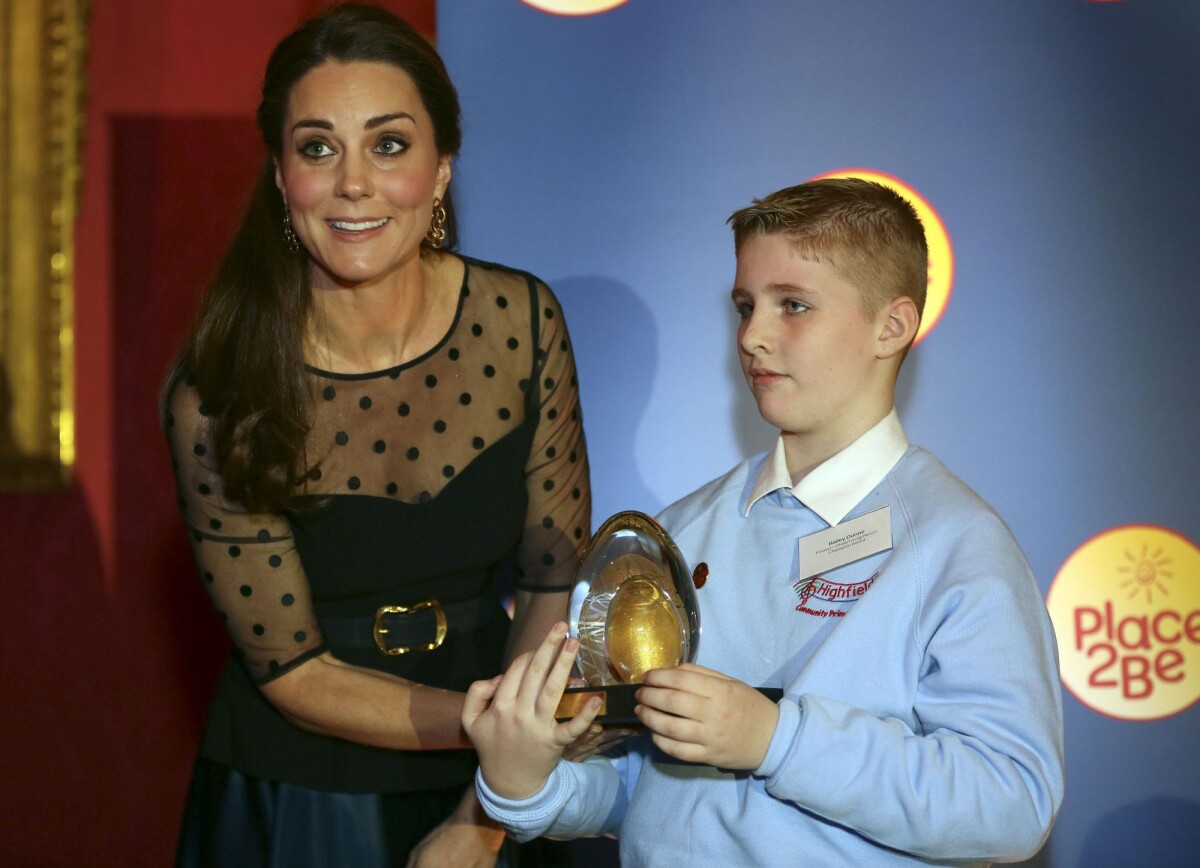 Photo : Kate Middleton, enceinte de quatre mois, récompense le jeune ...