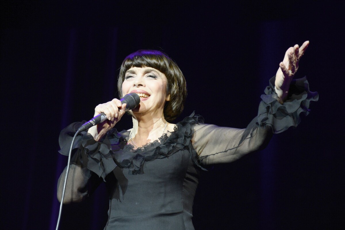 Photo : Mireille Mathieu, sur la scène de l'Olympia à Paris, fête ses ...