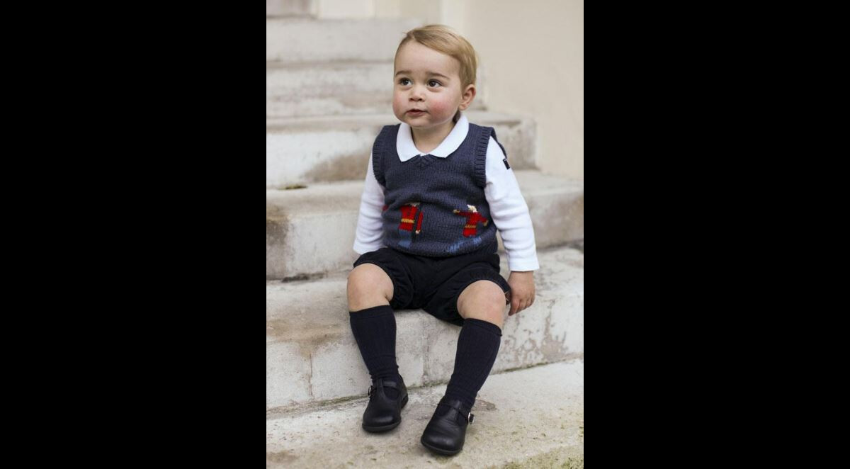 Photo : Le jeune prince George pris en photo à Kensington Palace, en ...