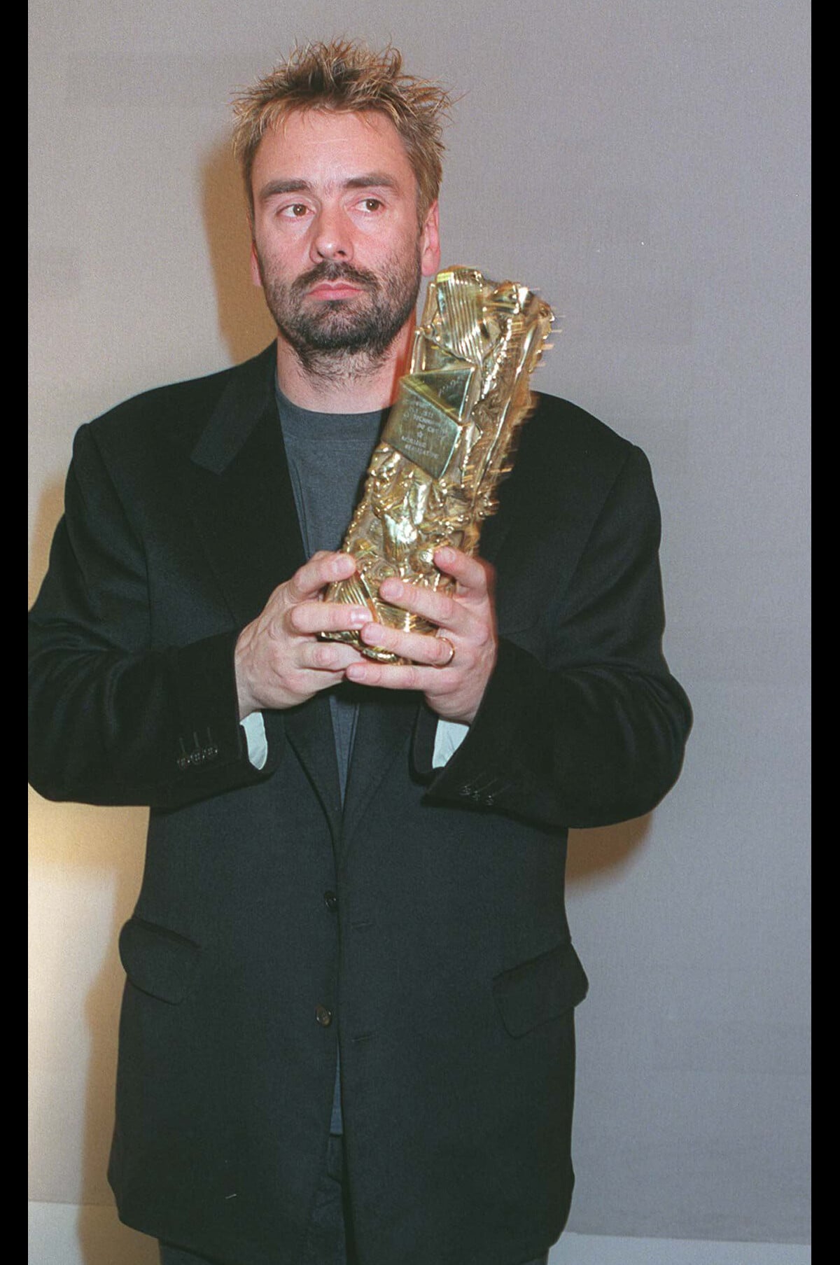 Photo : Luc Besson avec son César du meilleur réalisateur en 1998 pour ...