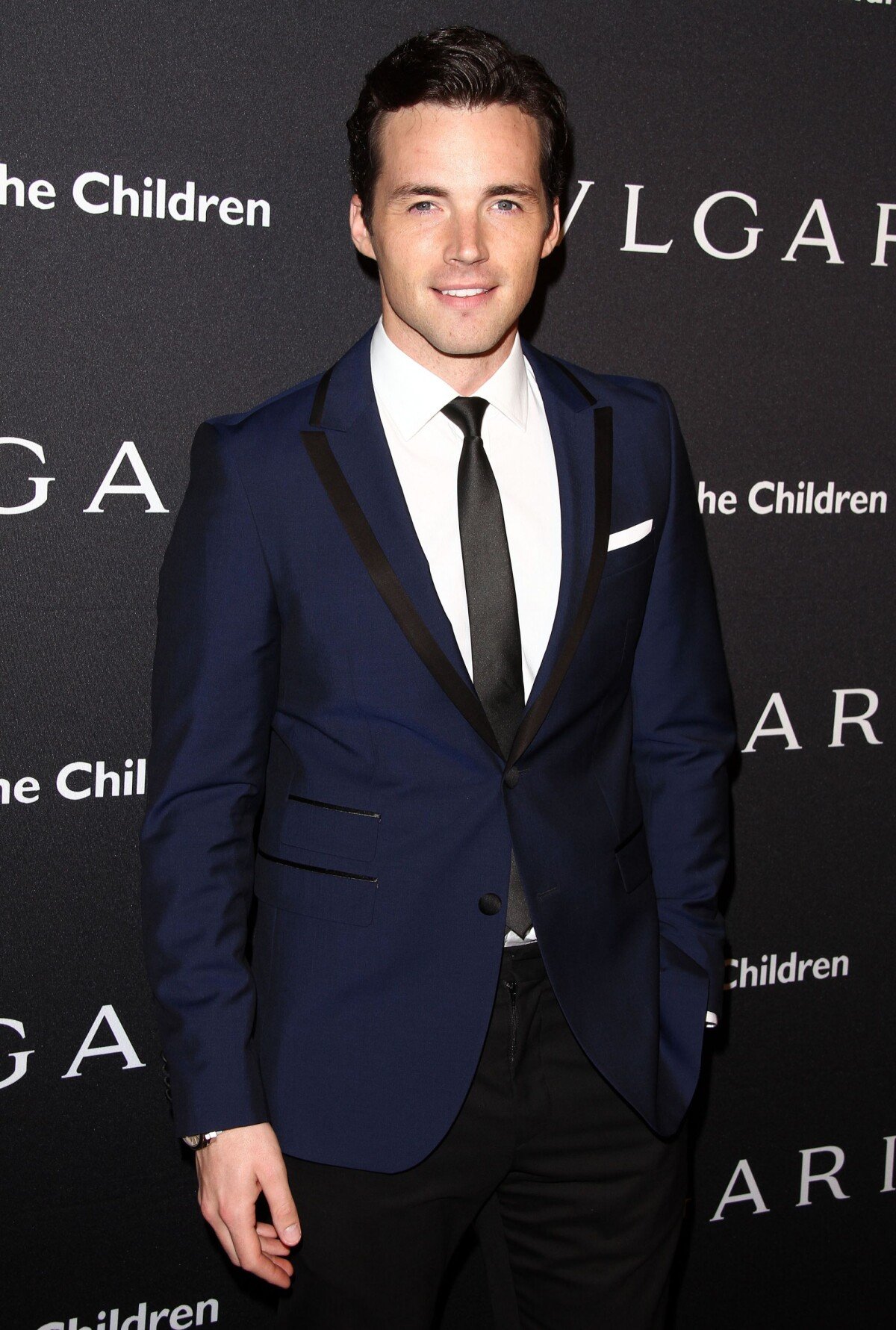 Photo : Ian Harding au lancement de l'exposition "STOP.THINK.GIVE" par ...