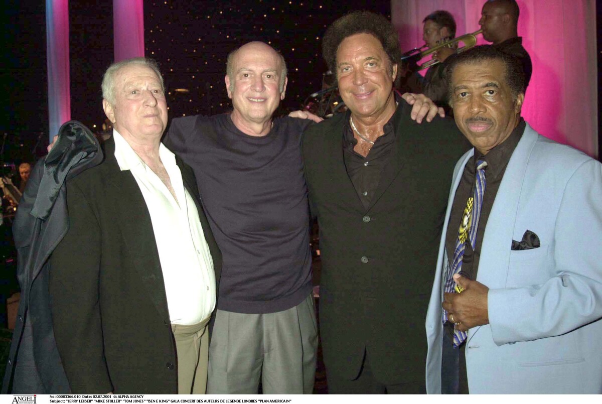 Photo : Jerry Leiber, Mike Stoller, Tom Jones et Ben E. King à Londres ...