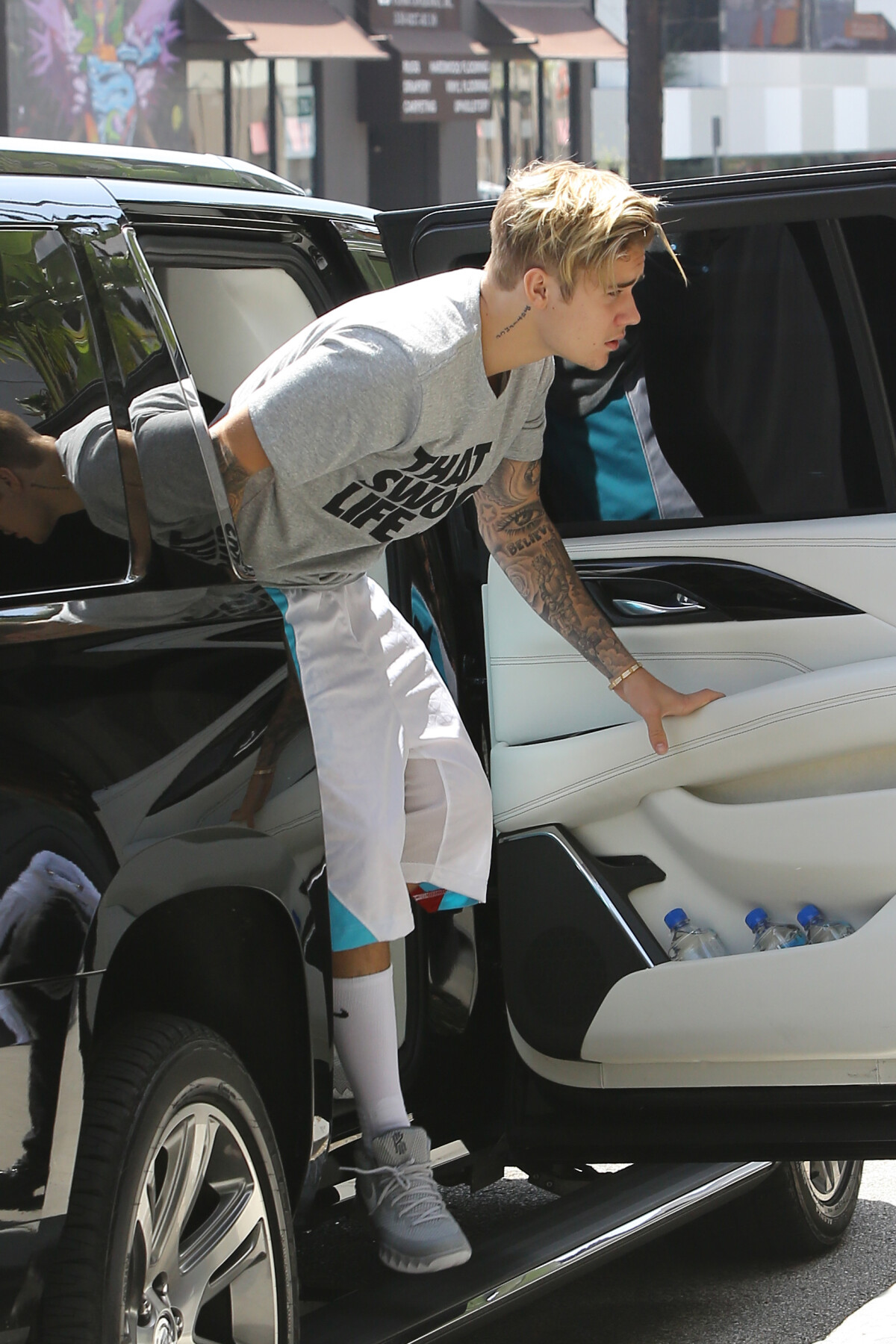 Photo : Justin Bieber sort de son SUV pour se rendre à un rendez vous à ...