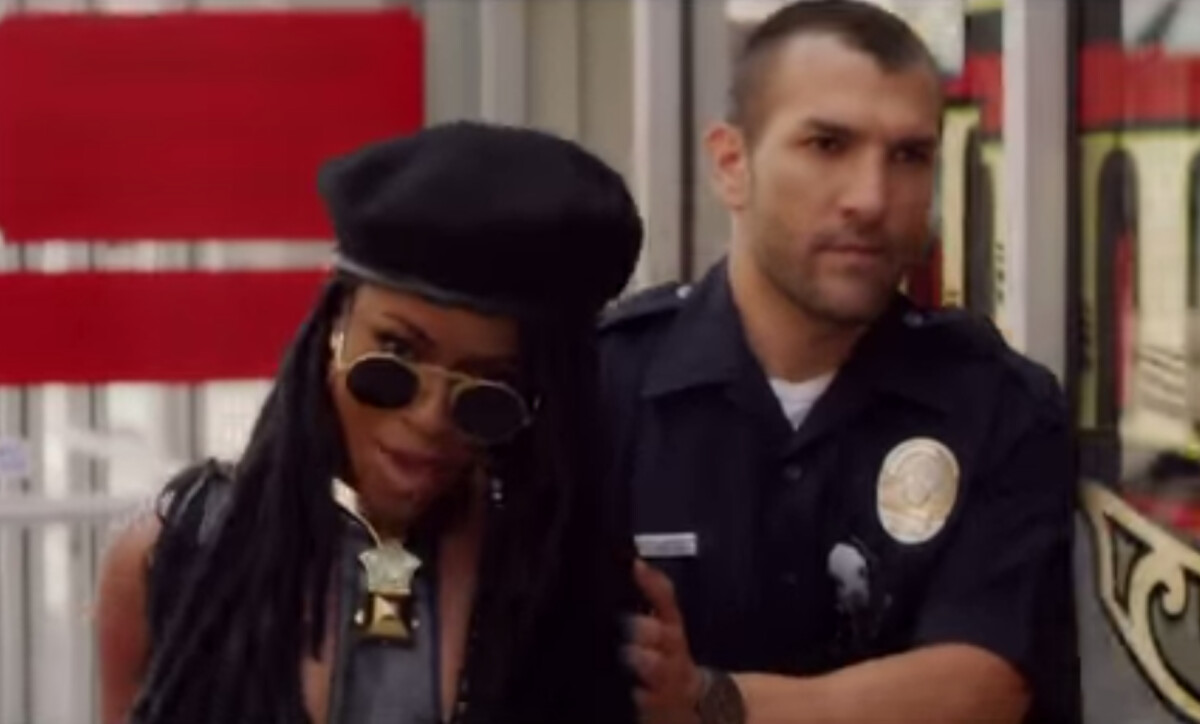 Photo : Simone Battle (25 ans) dans le clip "Ugly Heart" de G.R.L ...