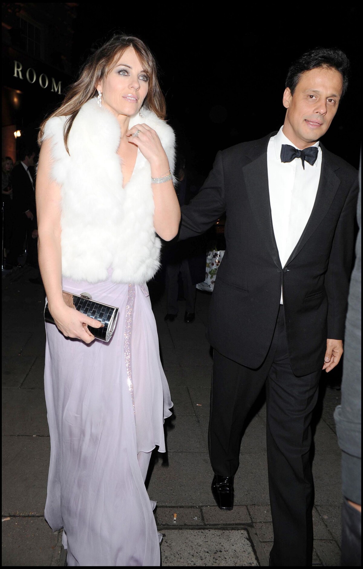 Photo : Elizabeth Hurley et son mari Arun Nayar à la sortie du Grovenor ...