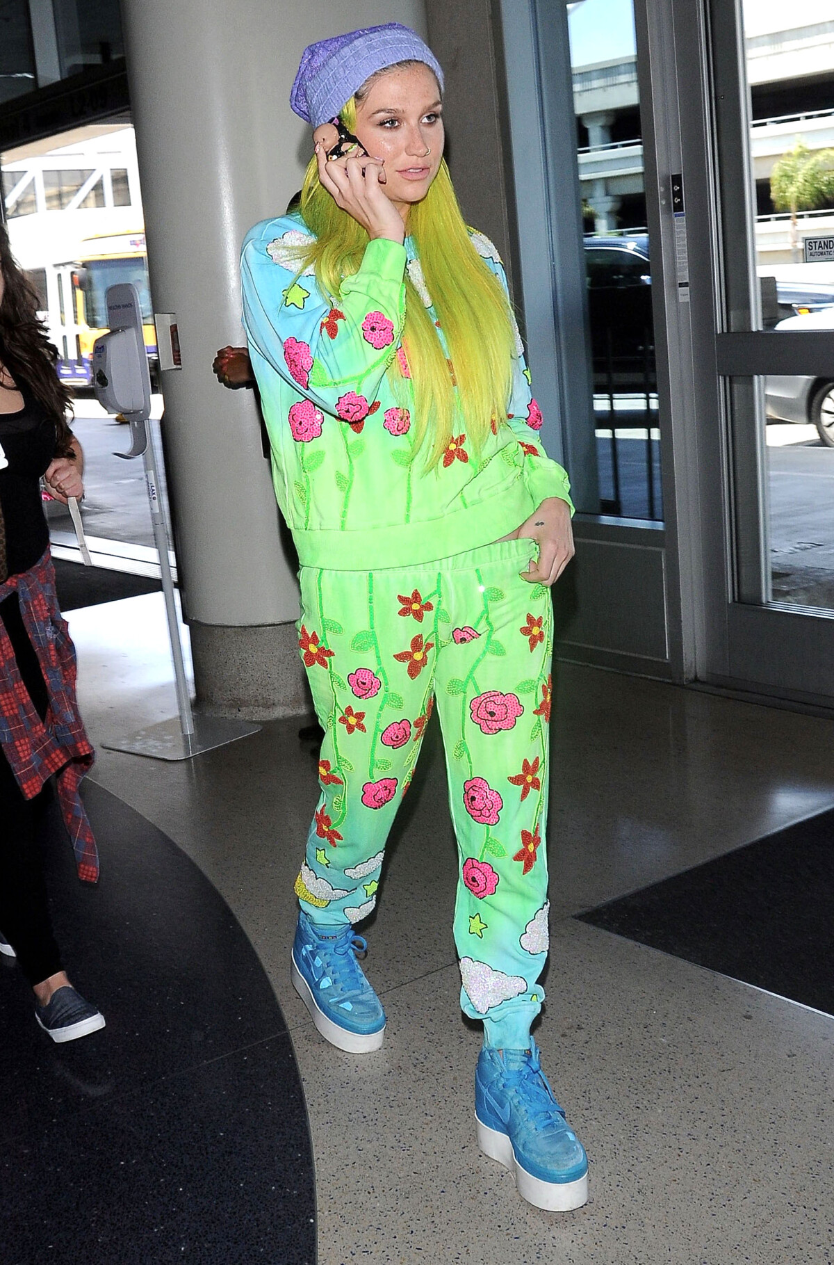 Photo : Kesha, les cheveux jaune, arrive à l'aéroport de LAX pour ...