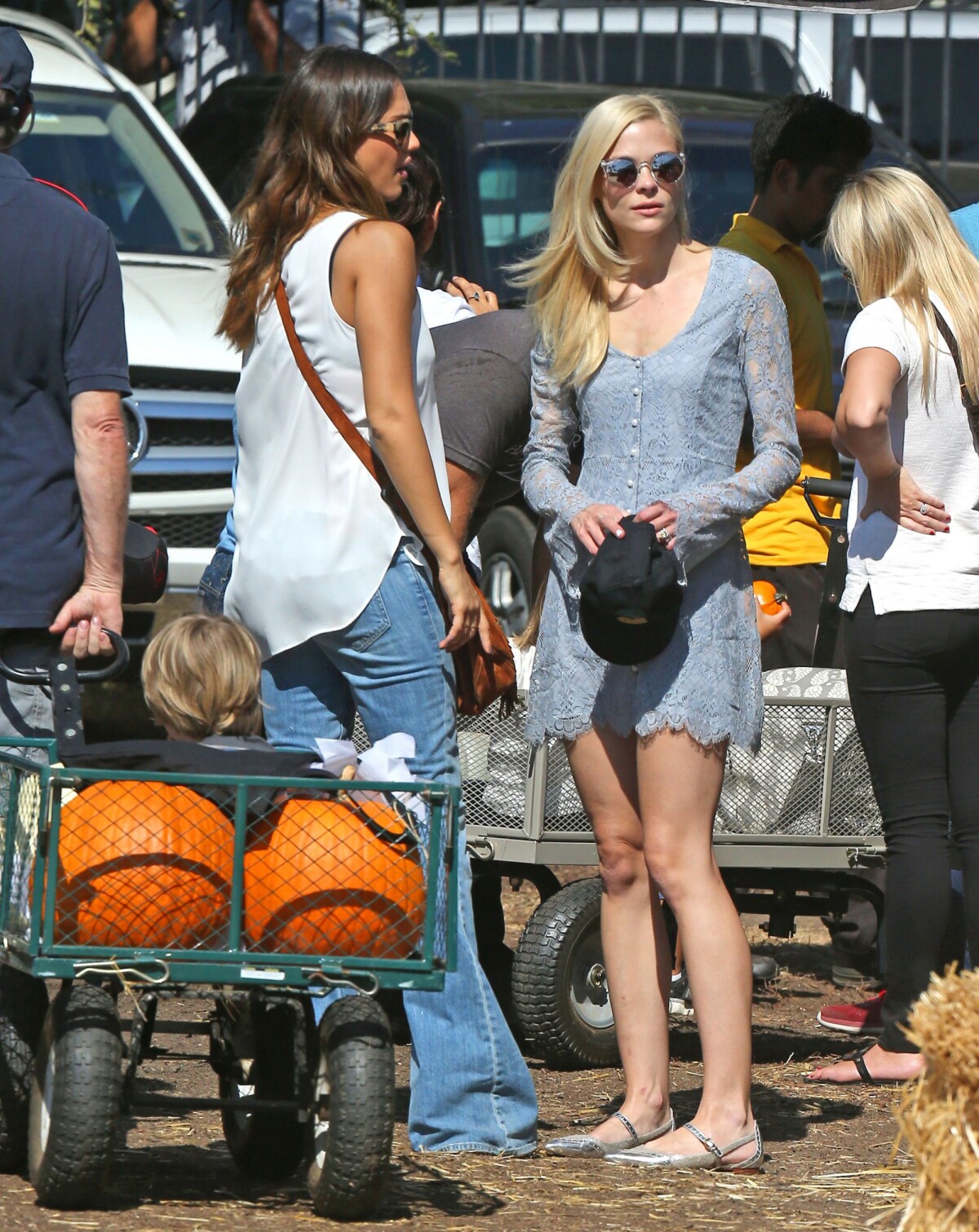 Photo : Jessica Alba (top Krisa, sac Longchamp, lunettes Burberry ...