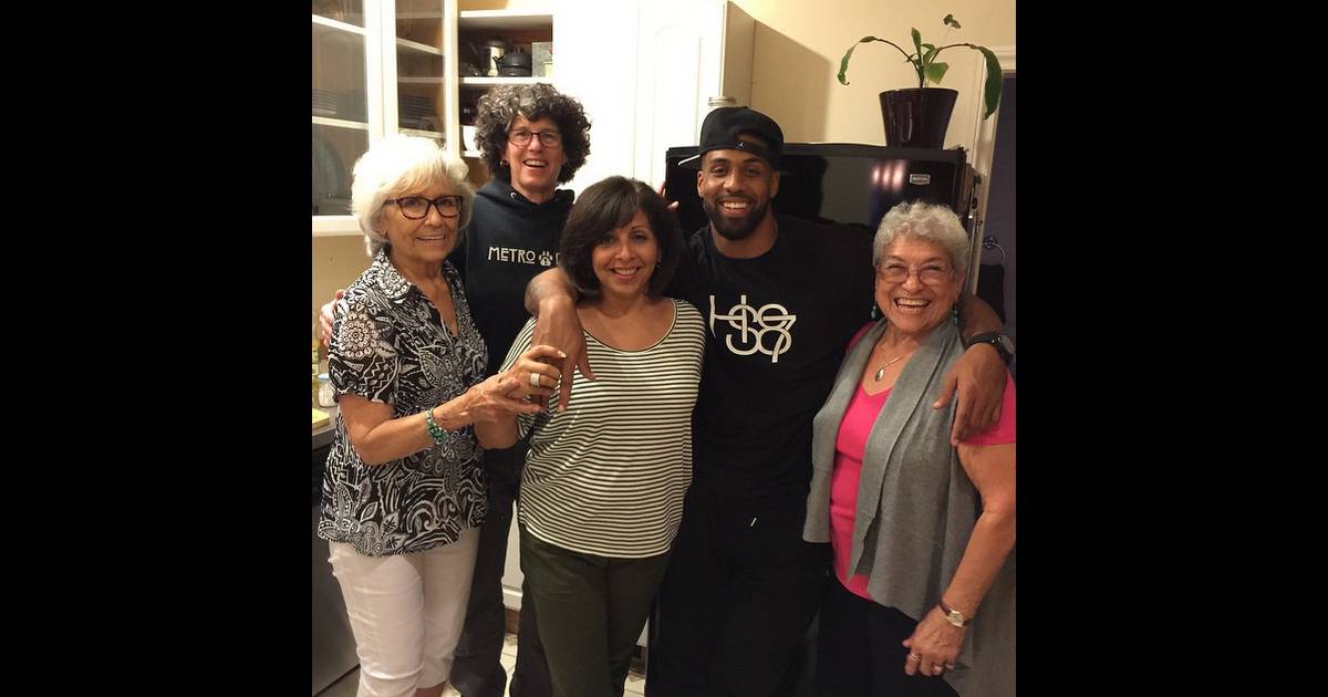 Arian Foster des Texans avec les femmes de sa famille en juin 2015 ...