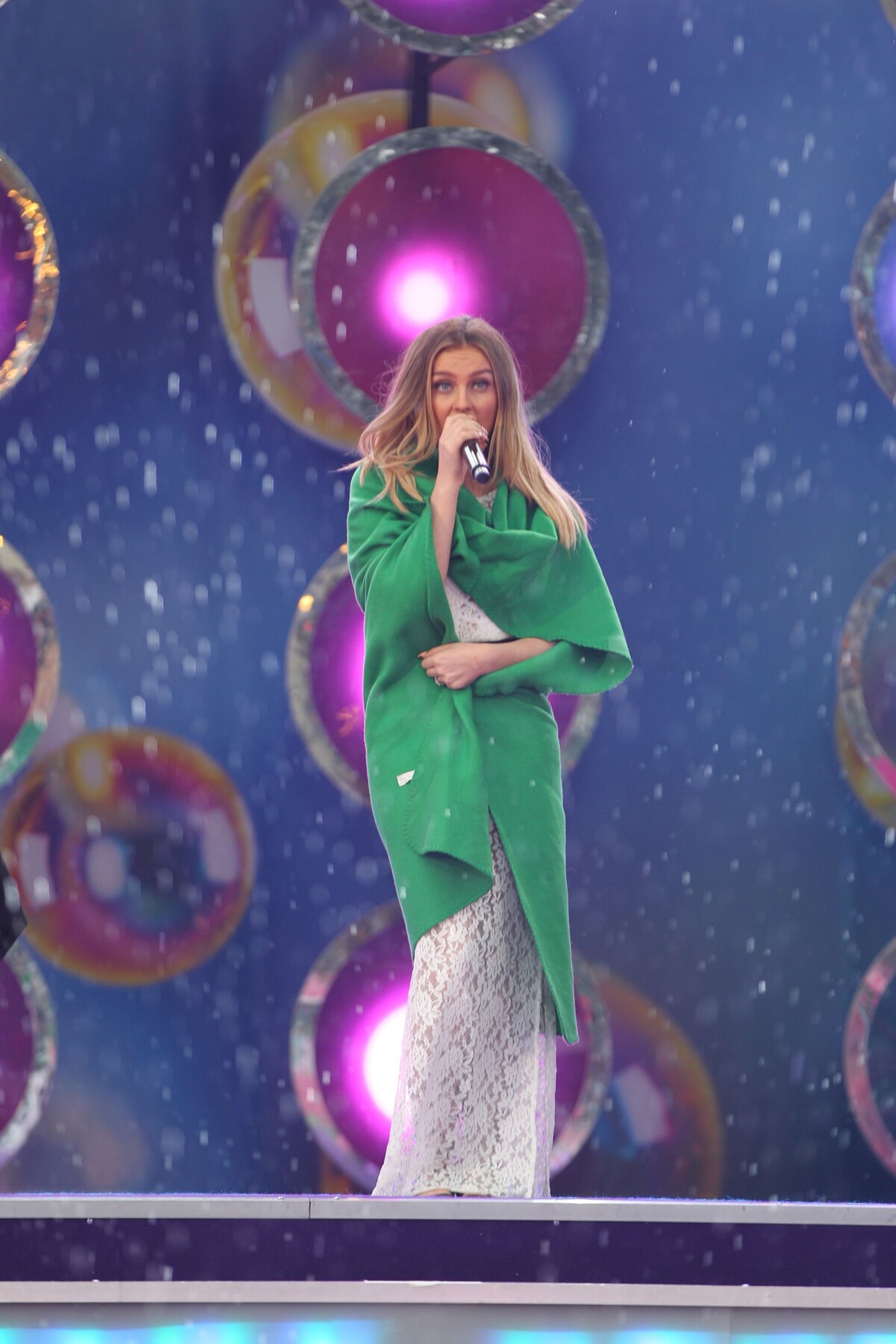 Photo : Perrie Edwards - Le groupe de teens anglaises Little Mix salue ...