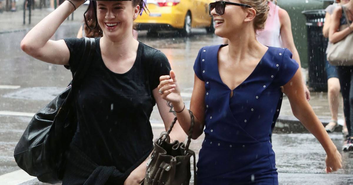 Ireland Baldwin et sa cousine Hailey Baldwin sous la pluie à New York ...