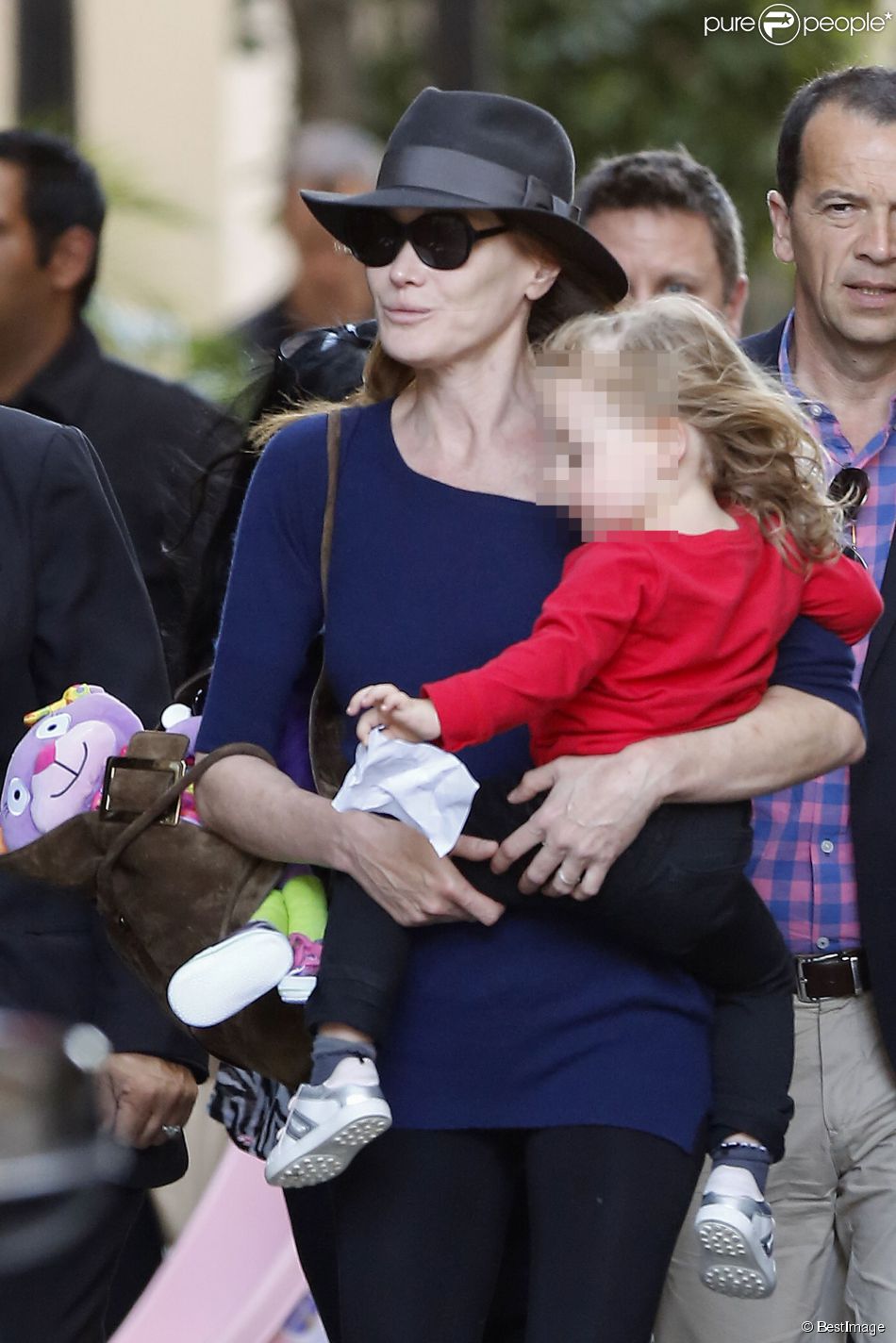 Carla Bruni et sa fille Giulia quittent leur hôtel à Los Angeles, le 29 ... Carla Bruni et sa fille Giulia quittent leur hôtel à Los Angeles, le 29 ...