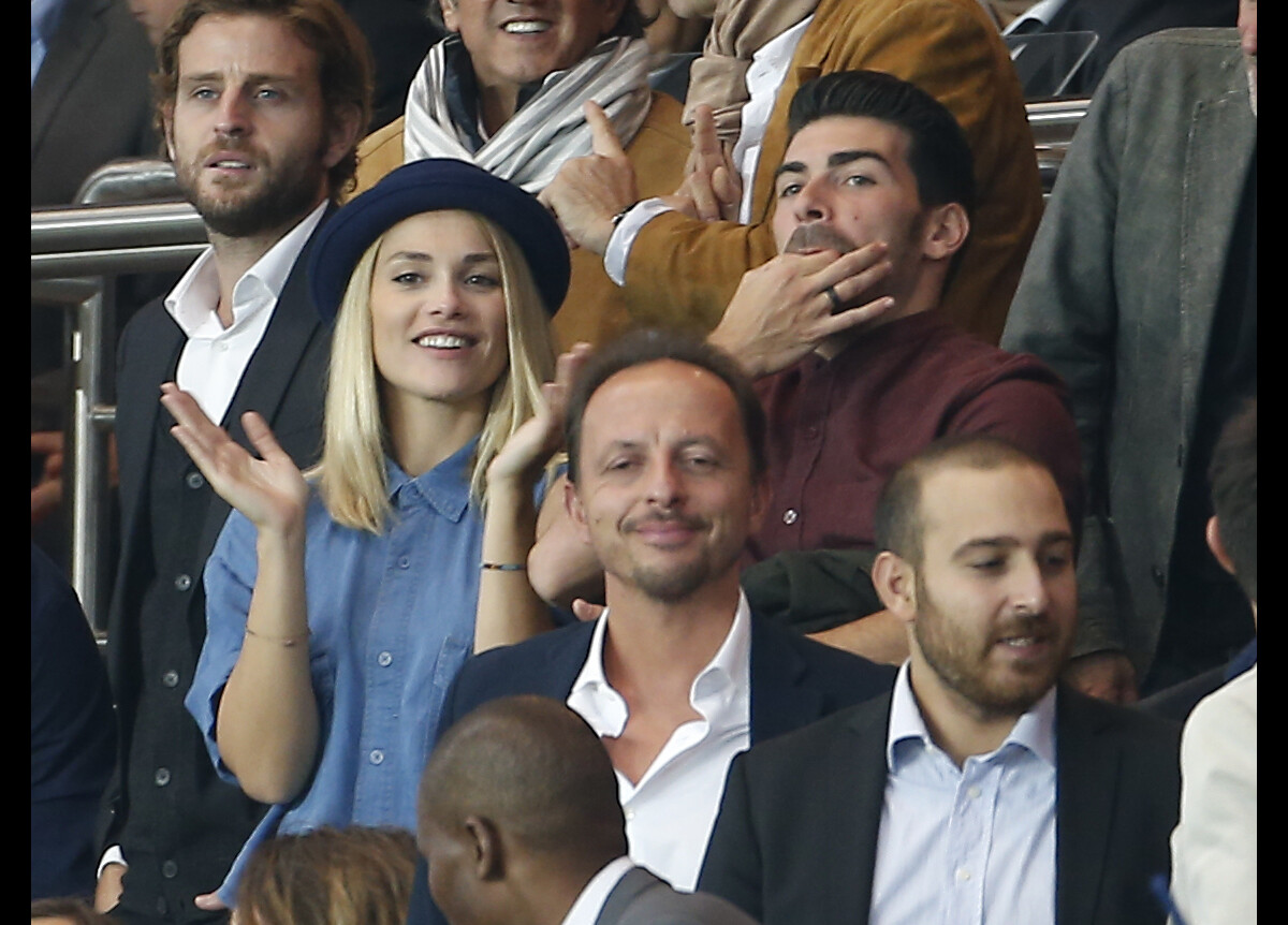 Photo : La ravissante Joy Esther et son chéri Andréa - People au match ...