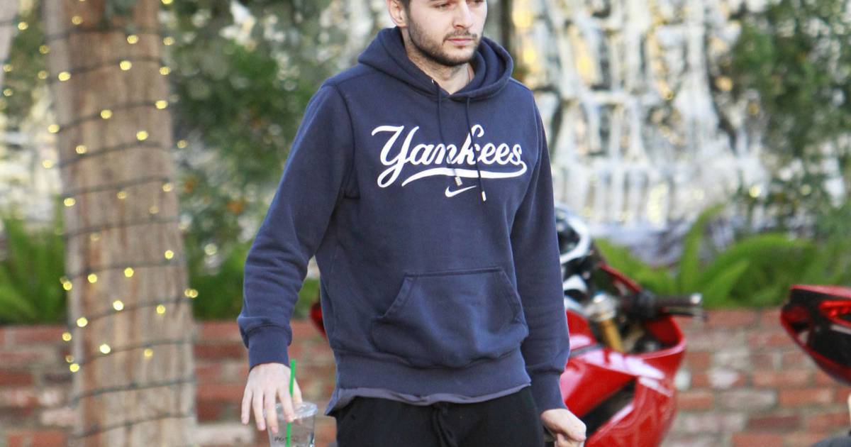 Matthew Rutler fait un passage chez Starbucks à Beverly Hills, Los ...