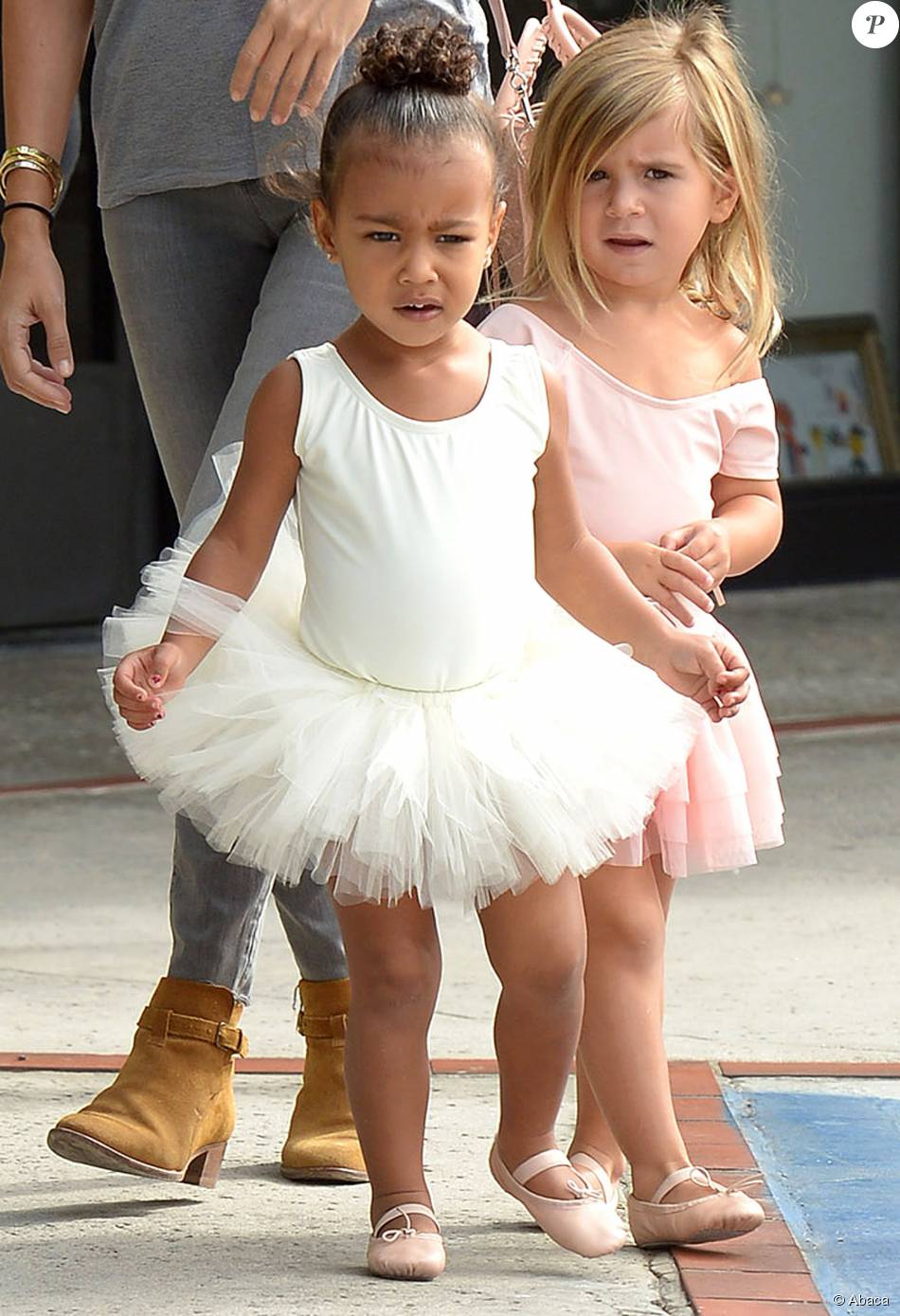 Penelope et North West à la sortie des studios de danse Miss Melodee à Los Angeles, le 14 ...