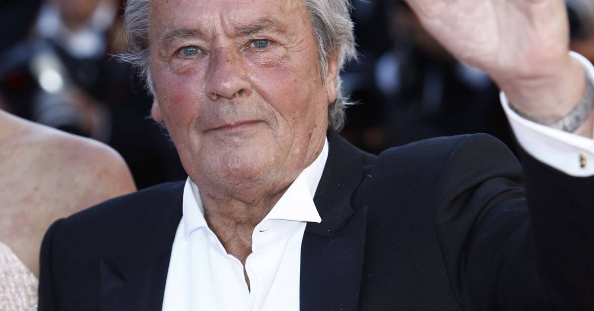 En France, à Cannes, Alain Delon, lors de la montée des marches de la ...