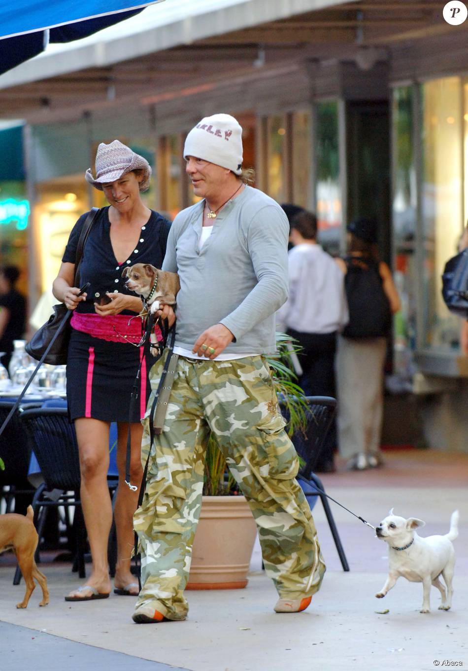 Mickey Rourke promène ses chiens à Lincoln Road, Miami, le 13 février ...