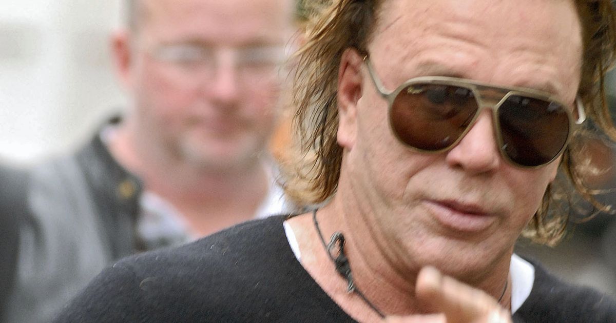 Mickey Rourke promène un de ses chiens à Milan, le 24 novembre 2006 ...