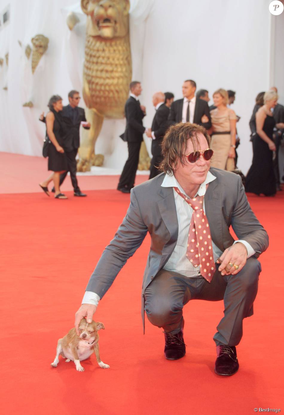 Mickey Rourke et son chien Loki à Venise en septembre 2008. - Purepeople