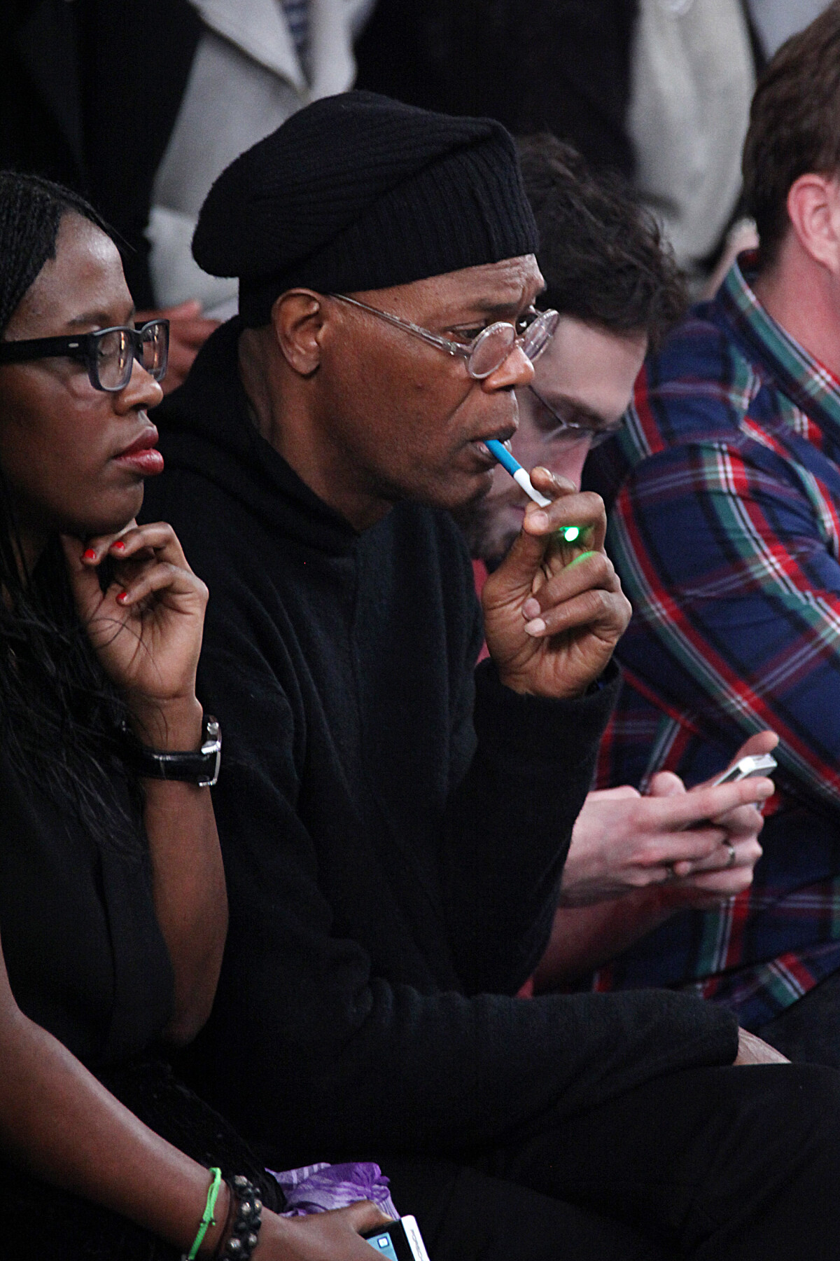 Photo : Samuel L. Jackson fume une cigarette électronique - Purepeople