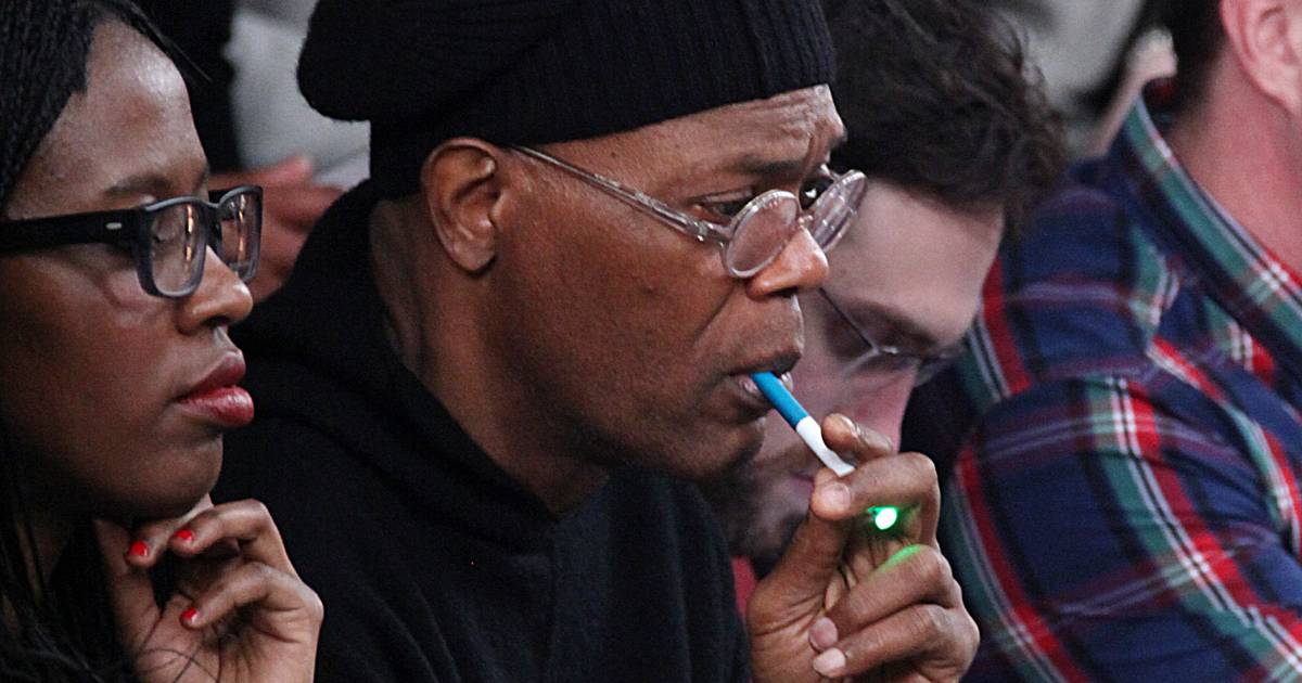 Samuel L. Jackson fume une cigarette électronique - Purepeople