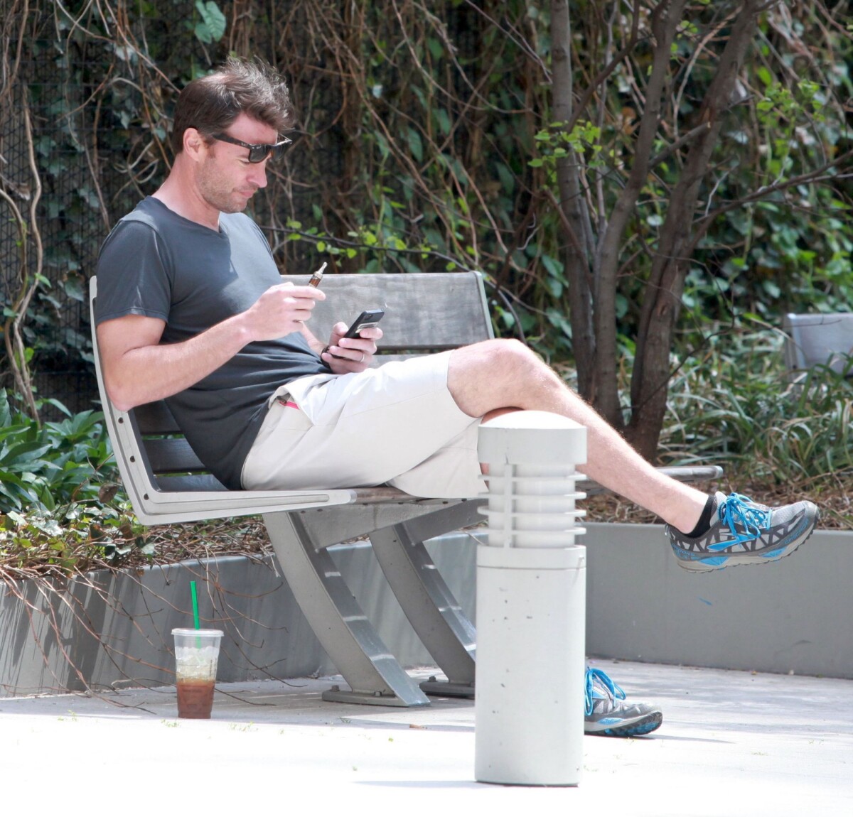 Photo : Scott Foley fume une cigarette électronique - Purepeople