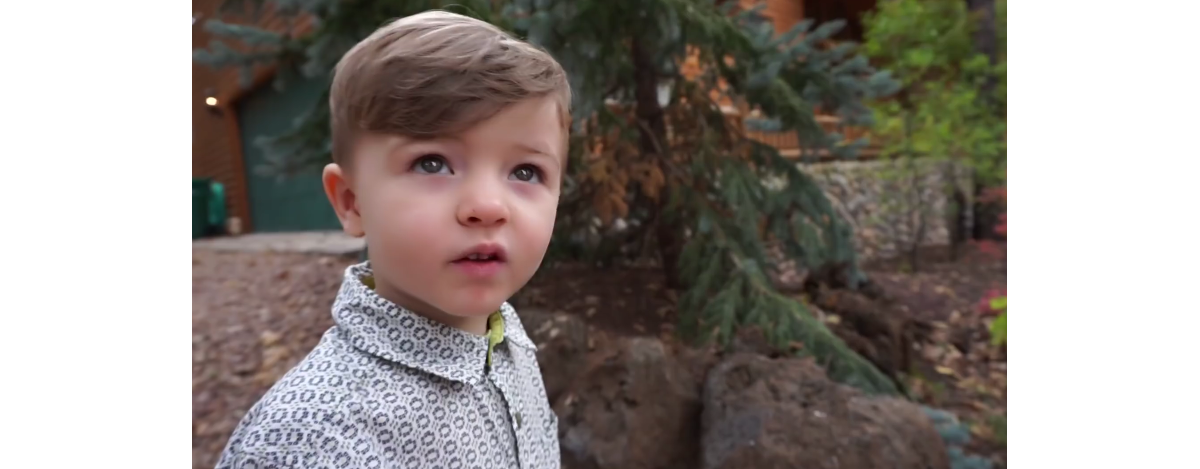 Photo : Crow, le fils adoptif de Matt Dallas et son mari Blue Hamilton ...