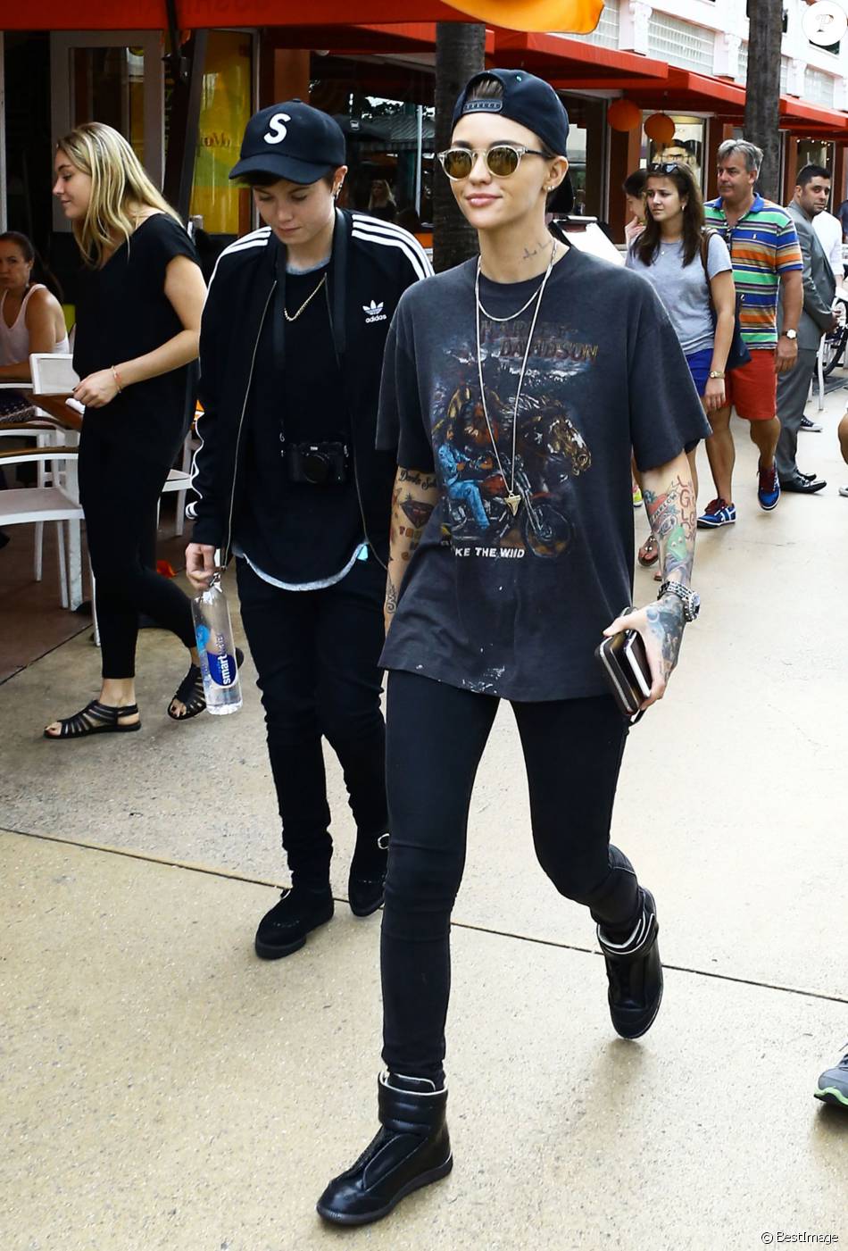 Le mannequin Ruby Rose se promène avec une amie dans les rues de Miami ...