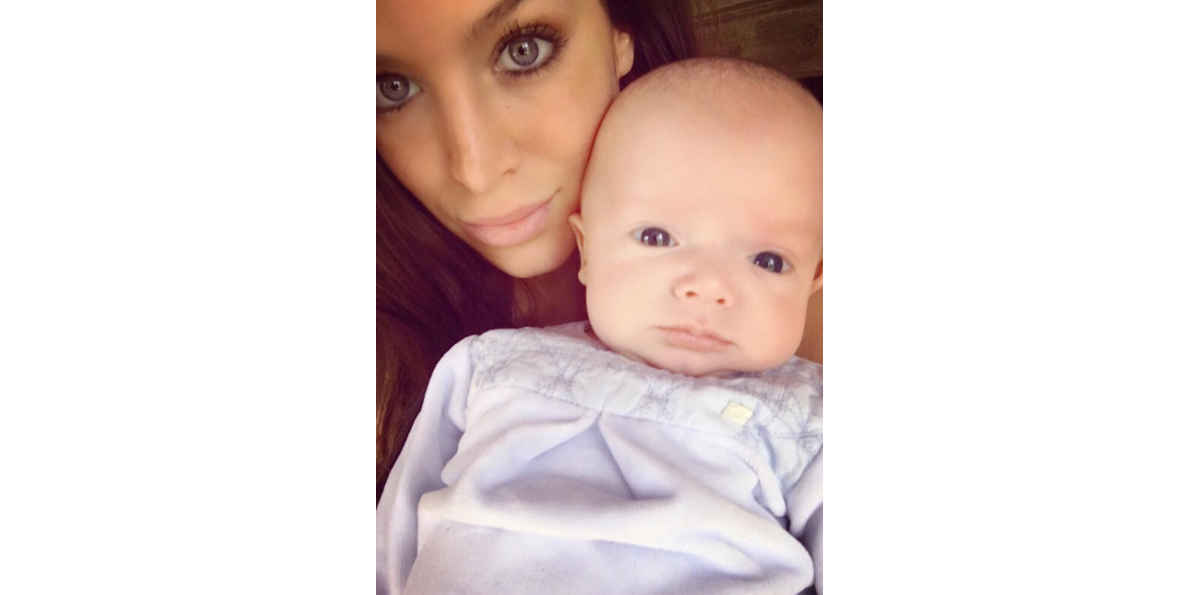 Photo : Jade Foret : Selfie avec son petit dernier, Nolan. La jeune ...