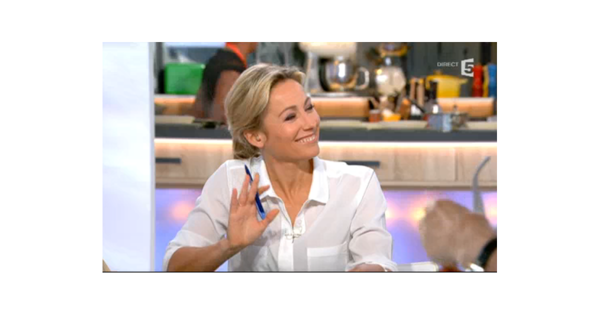 Anne-Sophie Lapix dans C à vous, sur France 5, le lundi 7 mars 2016. - Purepeople