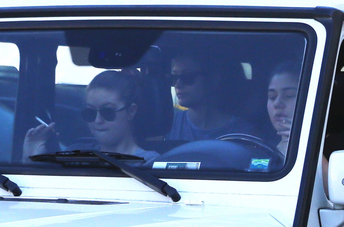 Photo : Exclusif - Paris Jackson fume une cigarette en compagnie d ...