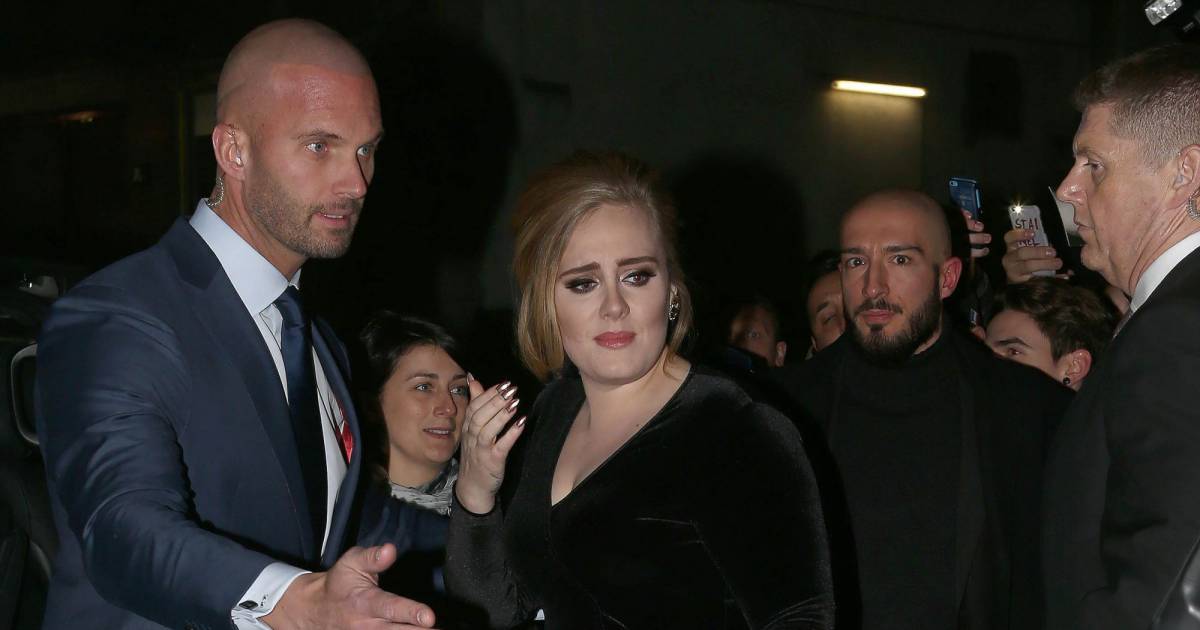 La chanteuse Adele rencontre ses fans lors de son arrivée à Milan en ...