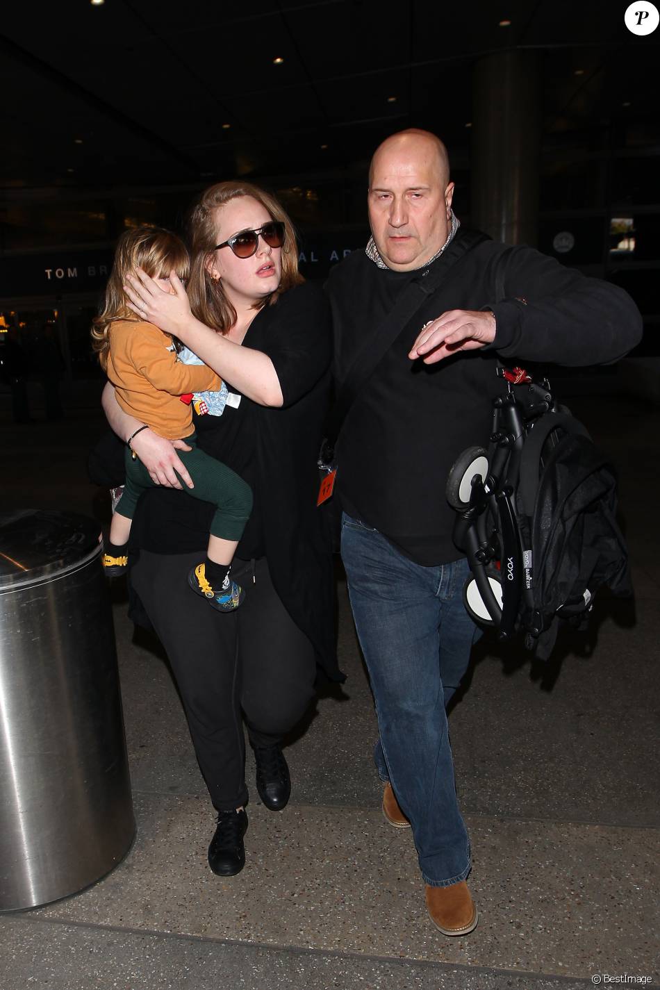 La chanteuse Adele et son fils Angelo Konecki arrivent à l'aéroport LAX ...
