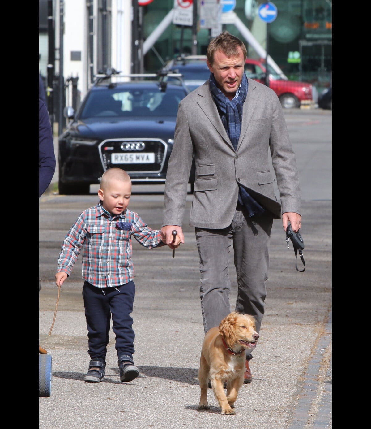 Photo : Guy Ritchie et son fils Rafael dans les rues de Londres le 10 ...