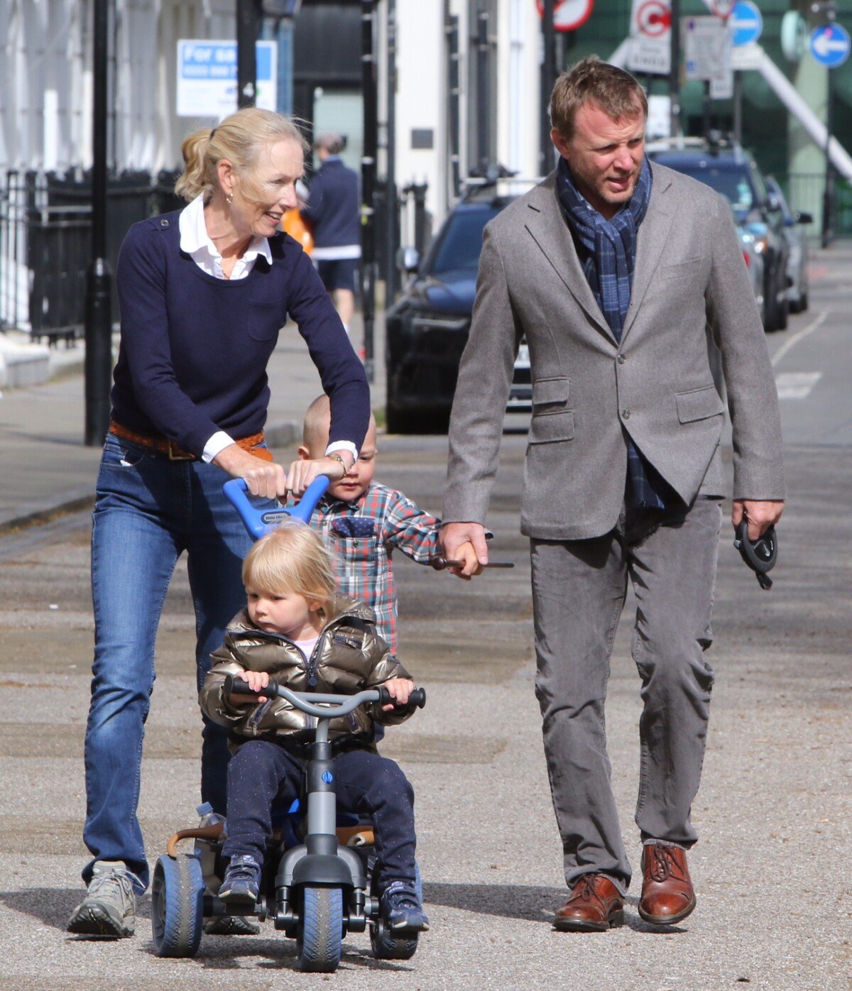 Photo : Guy Ritchie, accompagné d'une nounou, de son fils Rafael et de ...