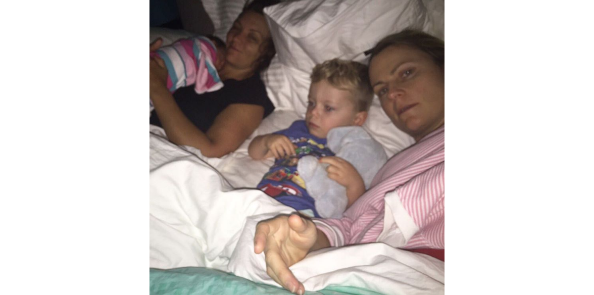 Photo : En famille au lit ! Casey Dellacqua et sa compagne Amanda Judd sont devenues le 27 avril ...