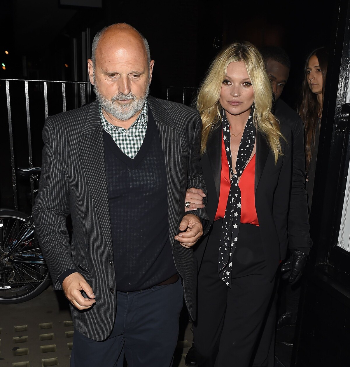 Photo : Kate Moss arrive au bras de Sam McKnight pour le lancement de ...