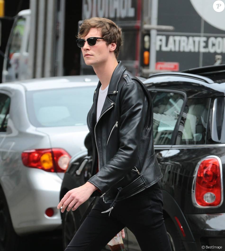Matthew Hitt boit un café et fume une cigarette, dans les rues de New ...