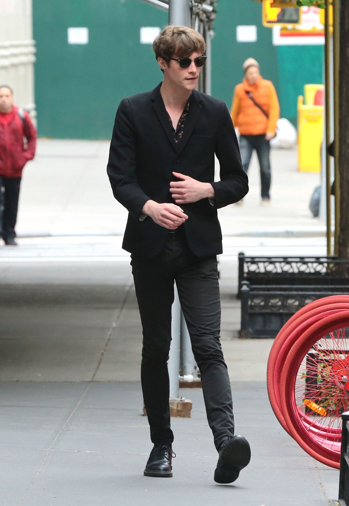 Photo : Matthew Hitt et des membres de son groupe avec leur matériel ...
