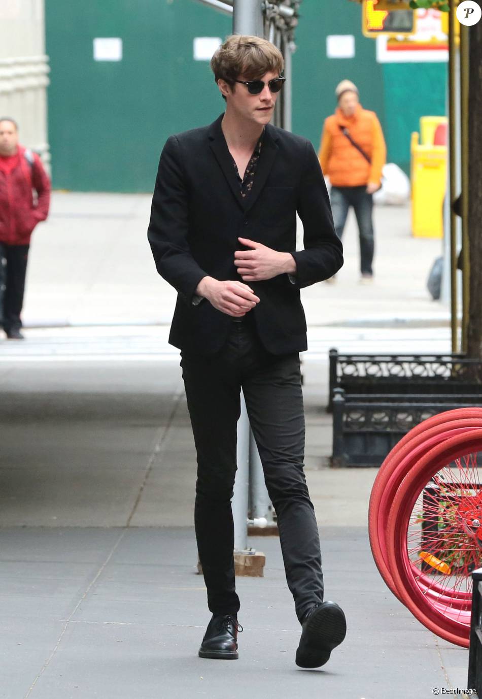 Matthew Hitt et des membres de son groupe avec leur matériel dans la ...