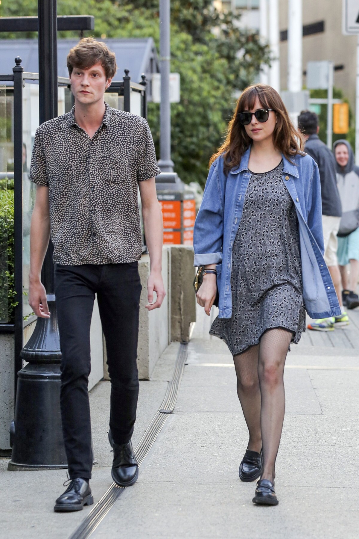 Photo : Exclusif - Dakota Johnson et Matthew Hitt se promenant à ...