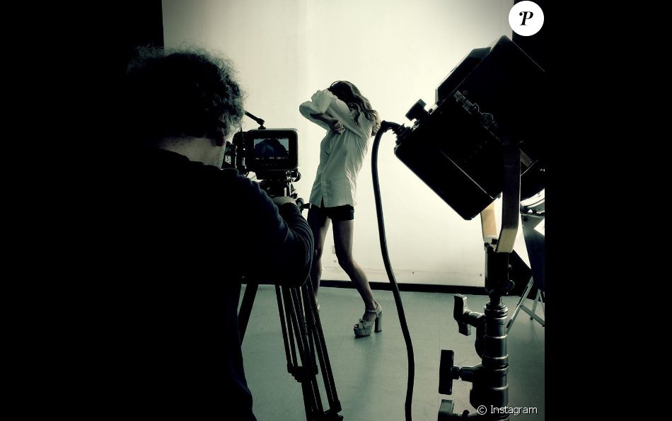 Jenifer dévoile quelques clichés pour faire patienter ses fans avant la ...