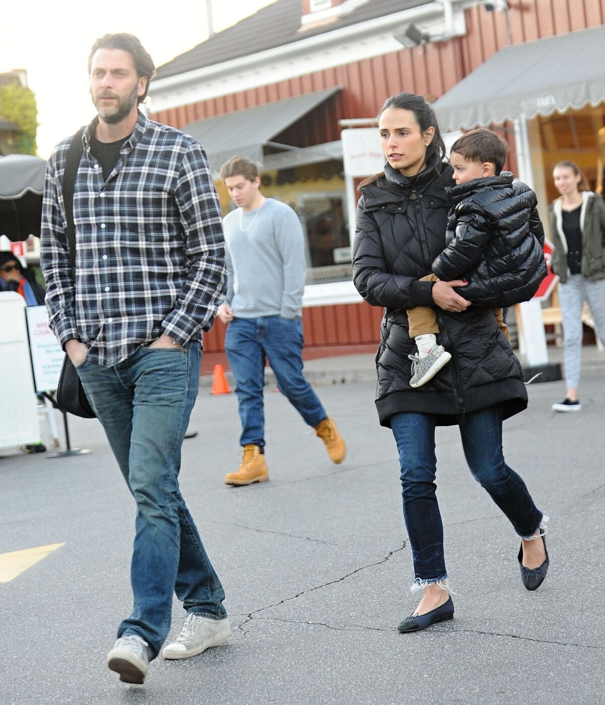 Photo : Jordana Brewster et son mari Andrew Form se promènent avec leur ...