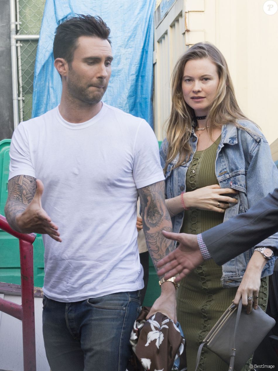Adam Levine, chanteur de Maroon 5, et sa femme Behati Prinsloo ...