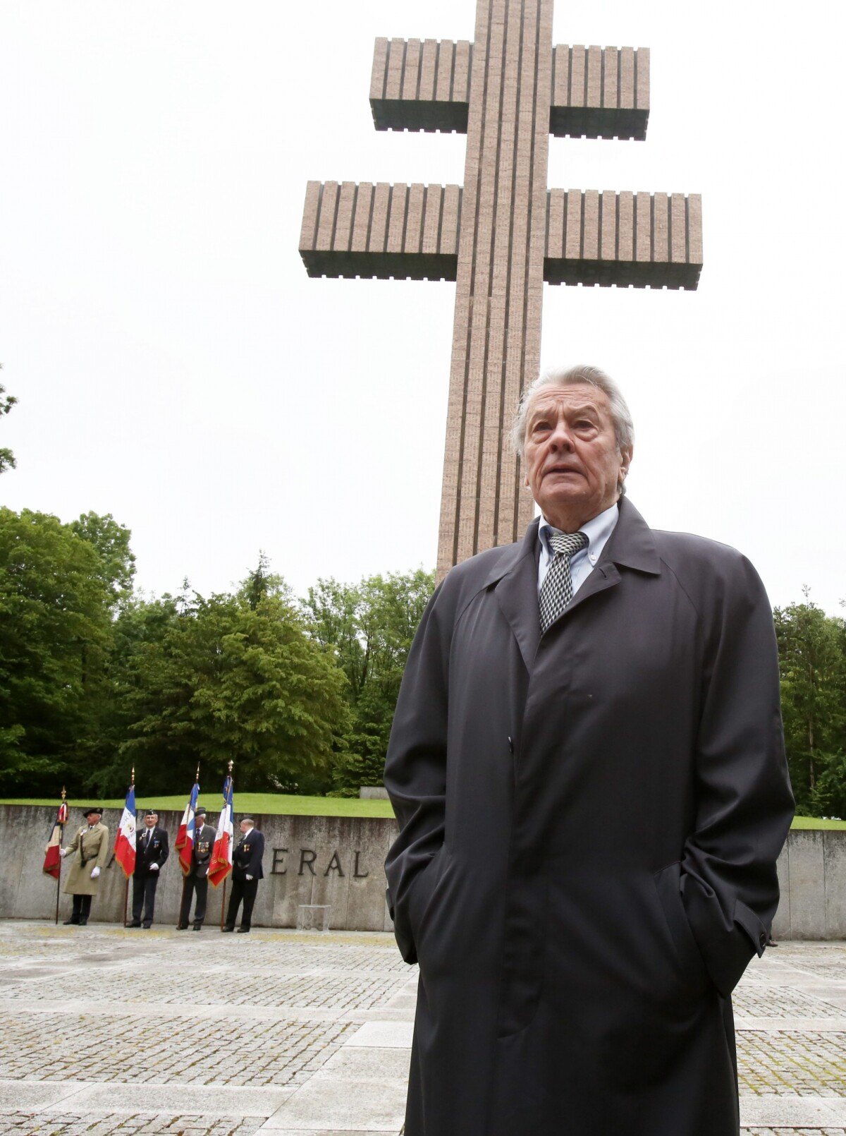 Photo : Alain Delon participe aux commémorations du 76e anniversaire de ...