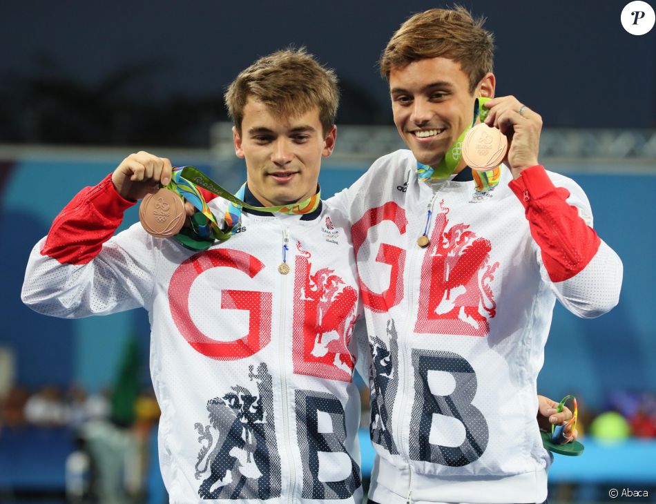 Tom Daley et Daniel Goodfellow posent avec leur médaille de bronze à ...