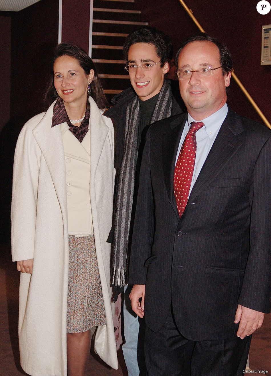 Ségolène Royal et François Hollande avec leur fils Thomas à Paris le 11 ...