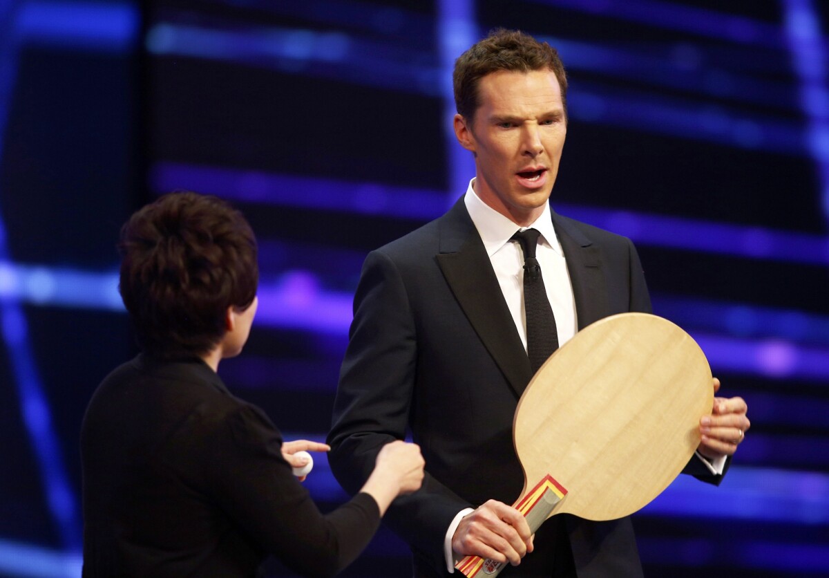Photo : Benedict Cumberbatch joue au ping-pong avec Yaping Deng ...