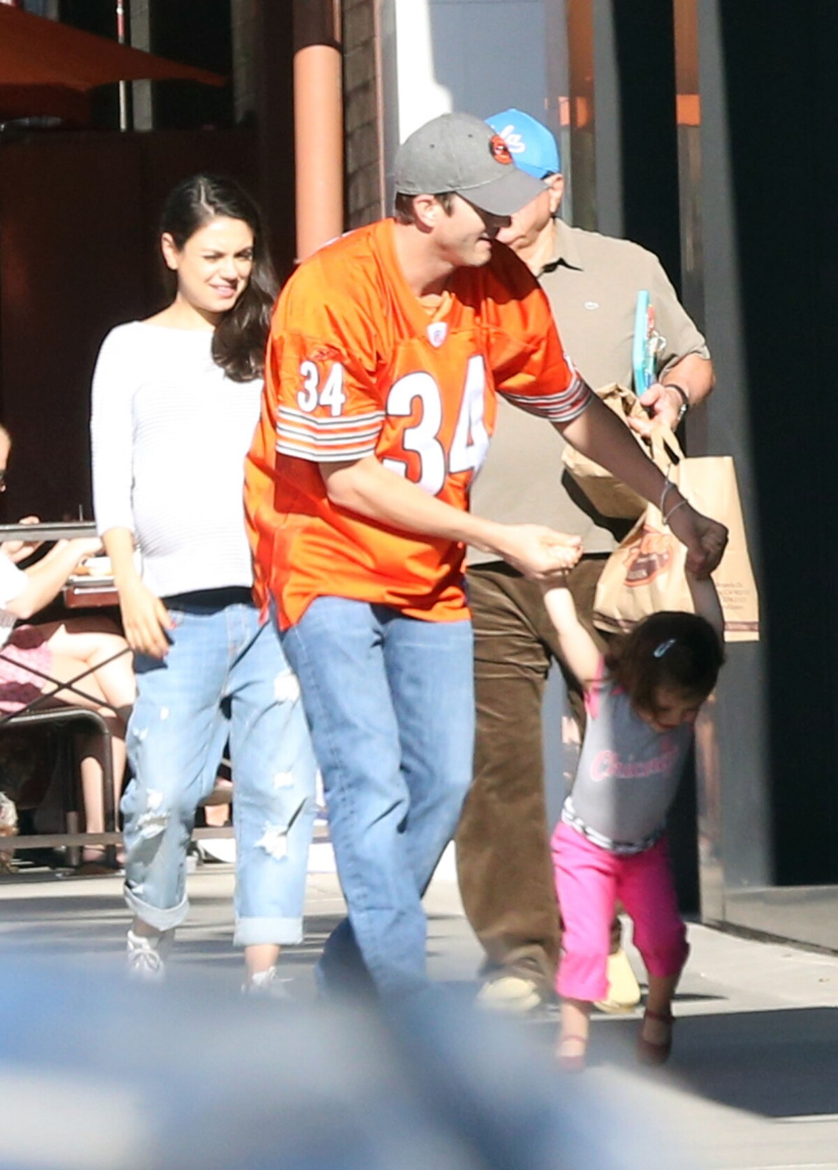 Photo : Ashton Kutcher, sa femme Mila Kunis très enceinte et sa fille ...