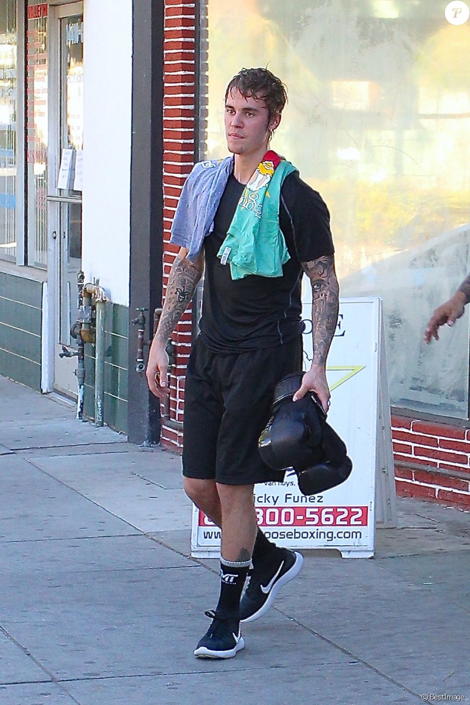 Justin Bieber, tout transpirant, à la sortie de son cours de Boxe au ...